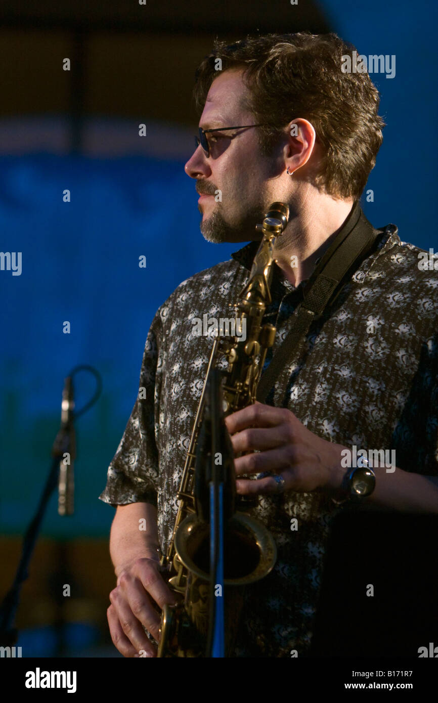 Saxophone profile hi-res stock photography and images - Alamy