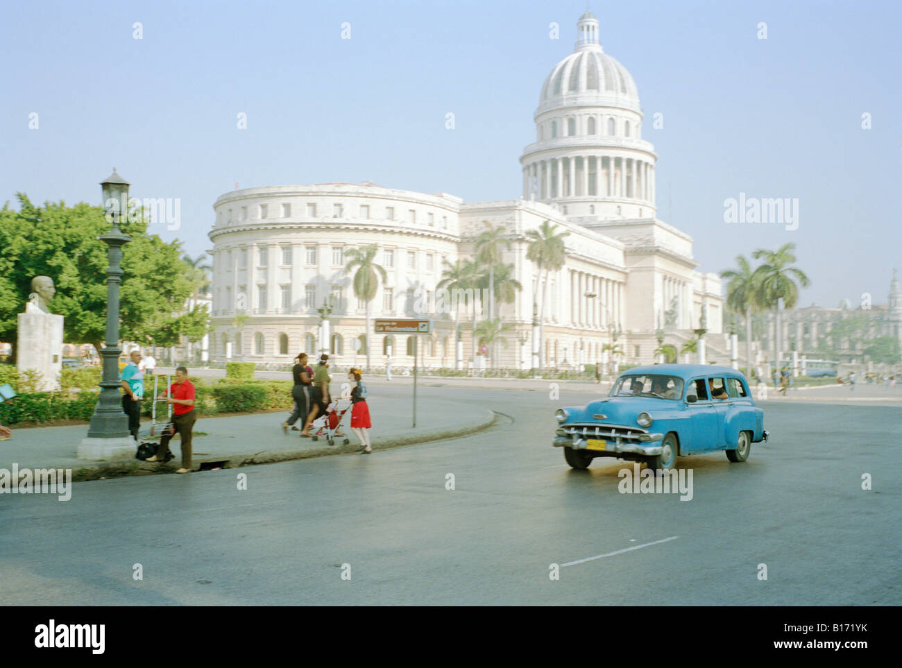 Old Town Havana Cuba Capital building and 1950s car Stock Photo - Alamy