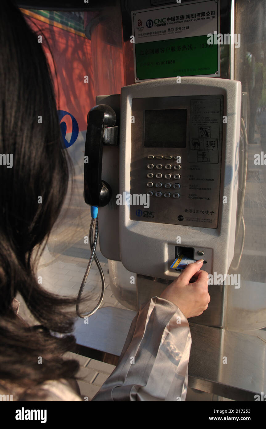 Asian female student at bus stop hi-res stock photography and images ...