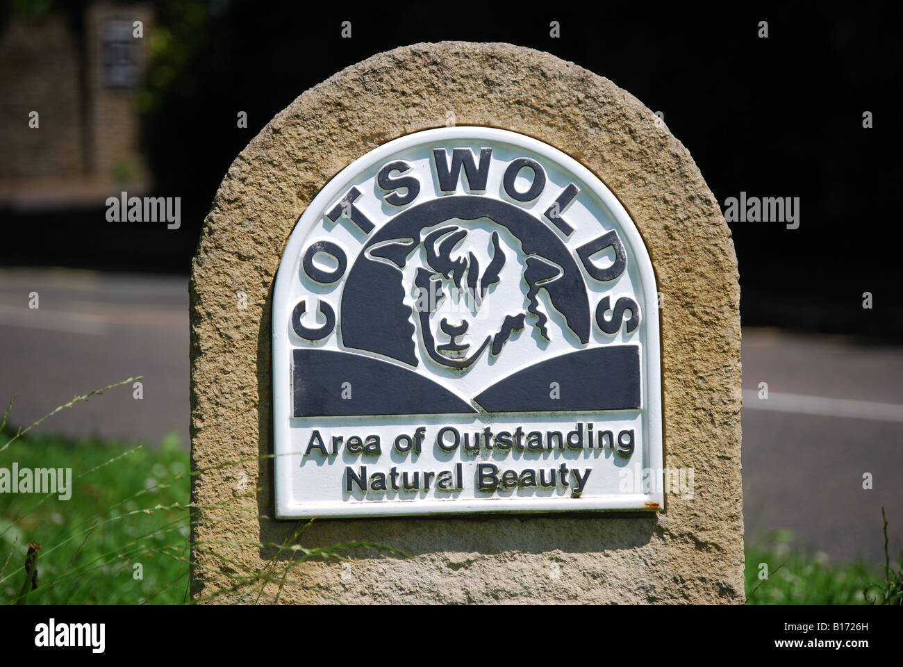 Cotswolds sign at entrance to Burford, Burford, Cotswolds, Oxfordshire ...