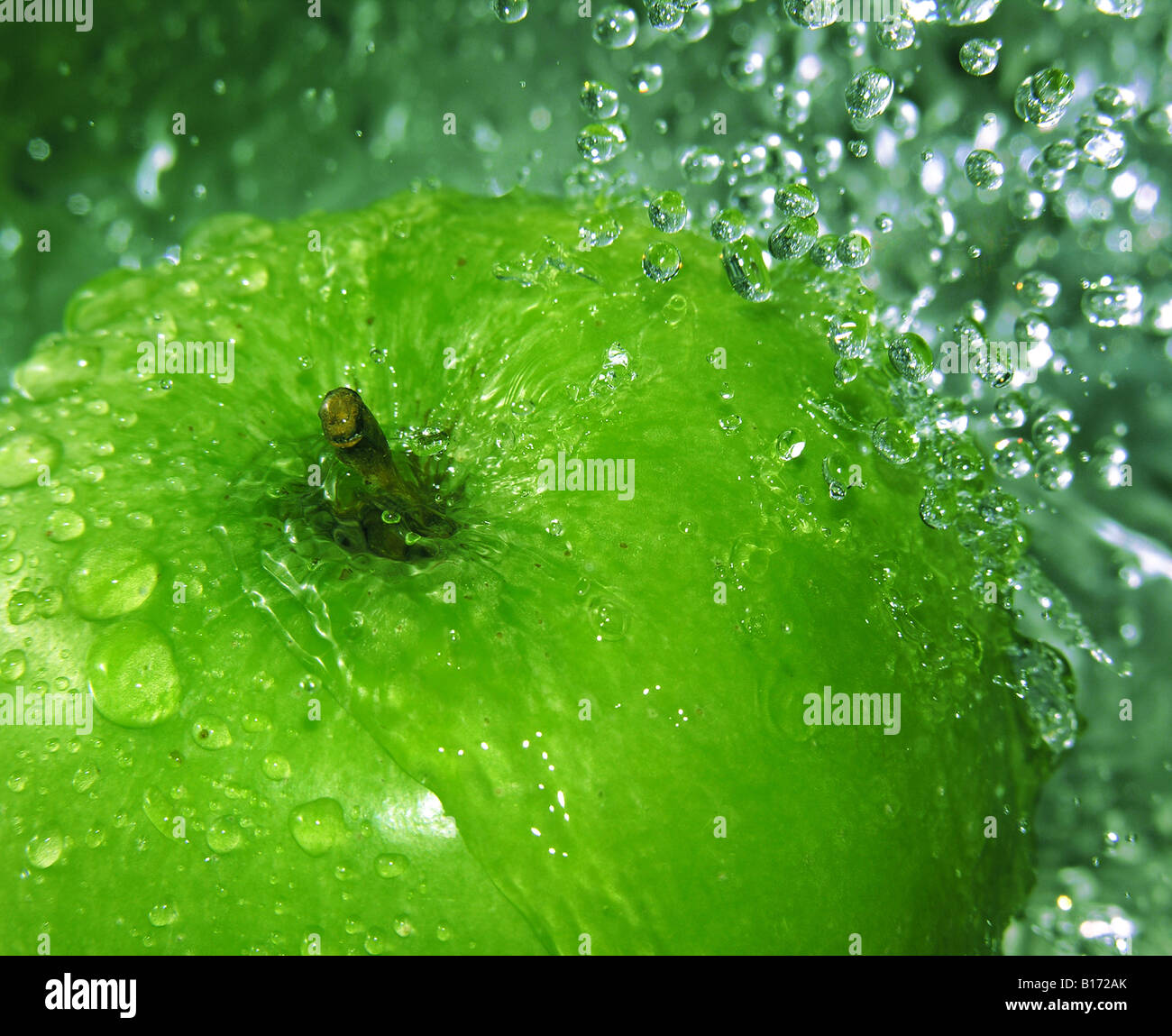 Water drops falling onto a green apple Stock Photo - Alamy
