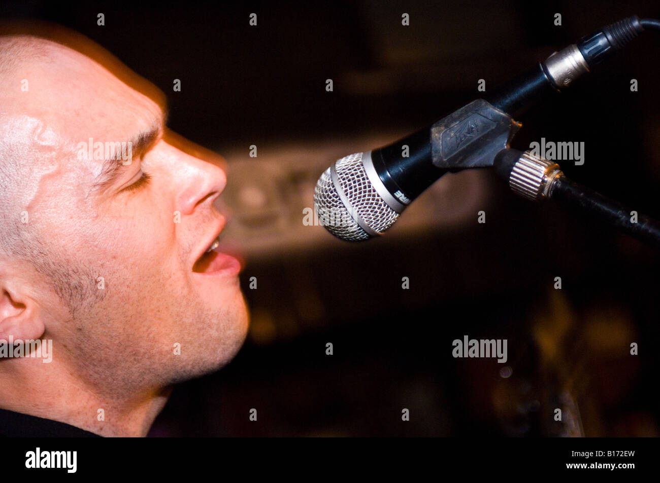 Rock band vocalist Stock Photo - Alamy