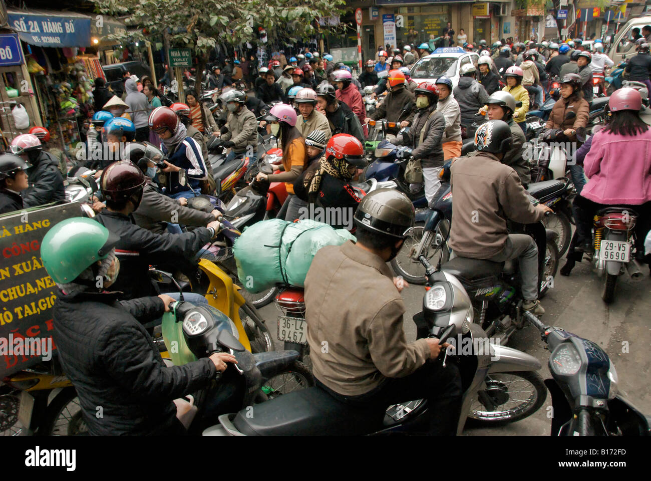 Rush hour crowded street Old Quarter Hanoi Vietnam Stock Photo - Alamy