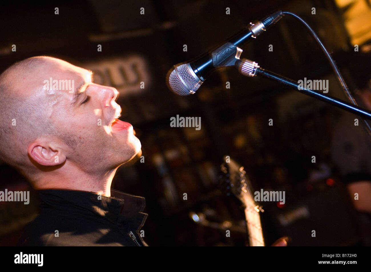 Rock band vocalist Stock Photo - Alamy