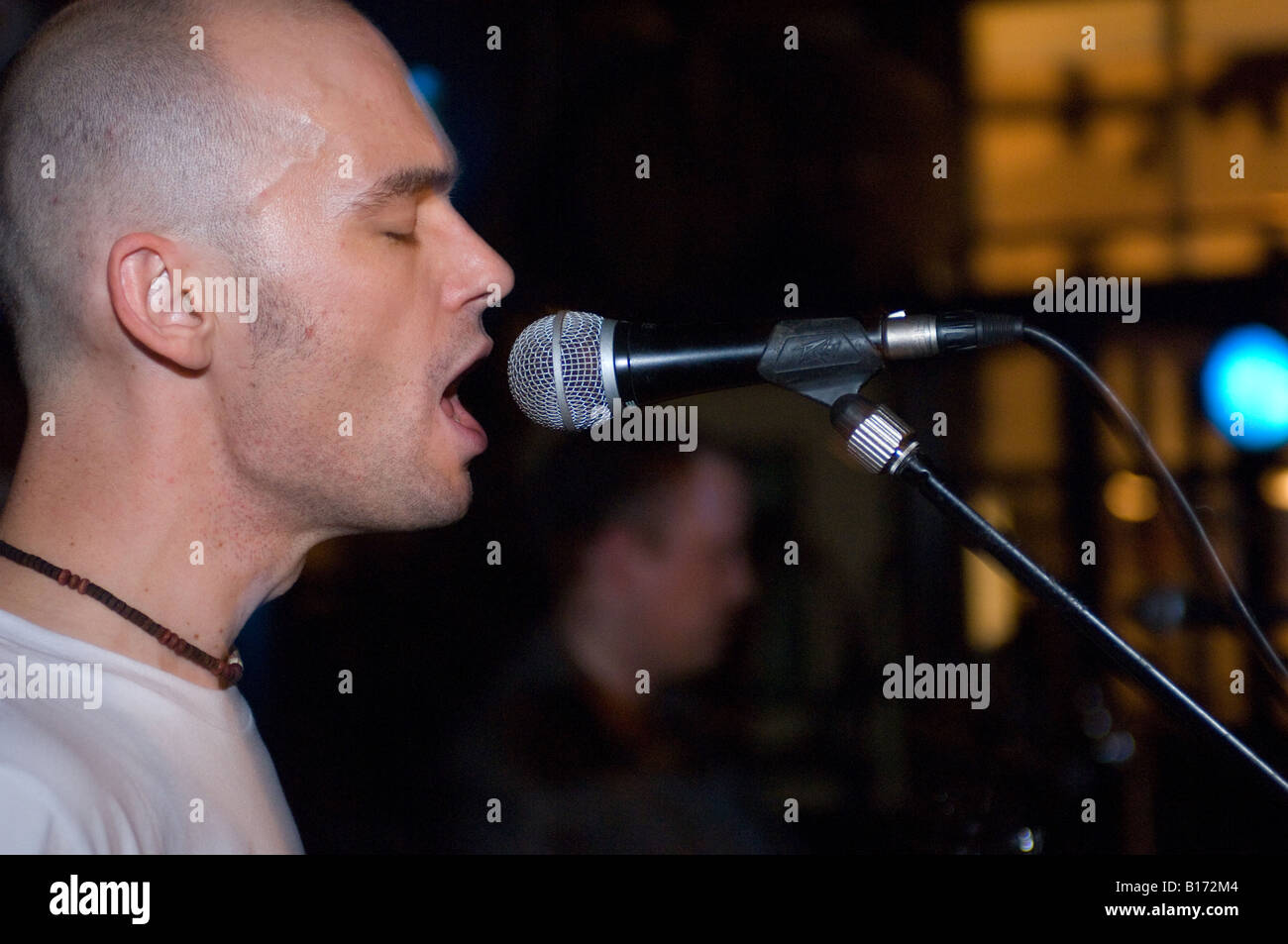 Rock band vocalist Stock Photo - Alamy