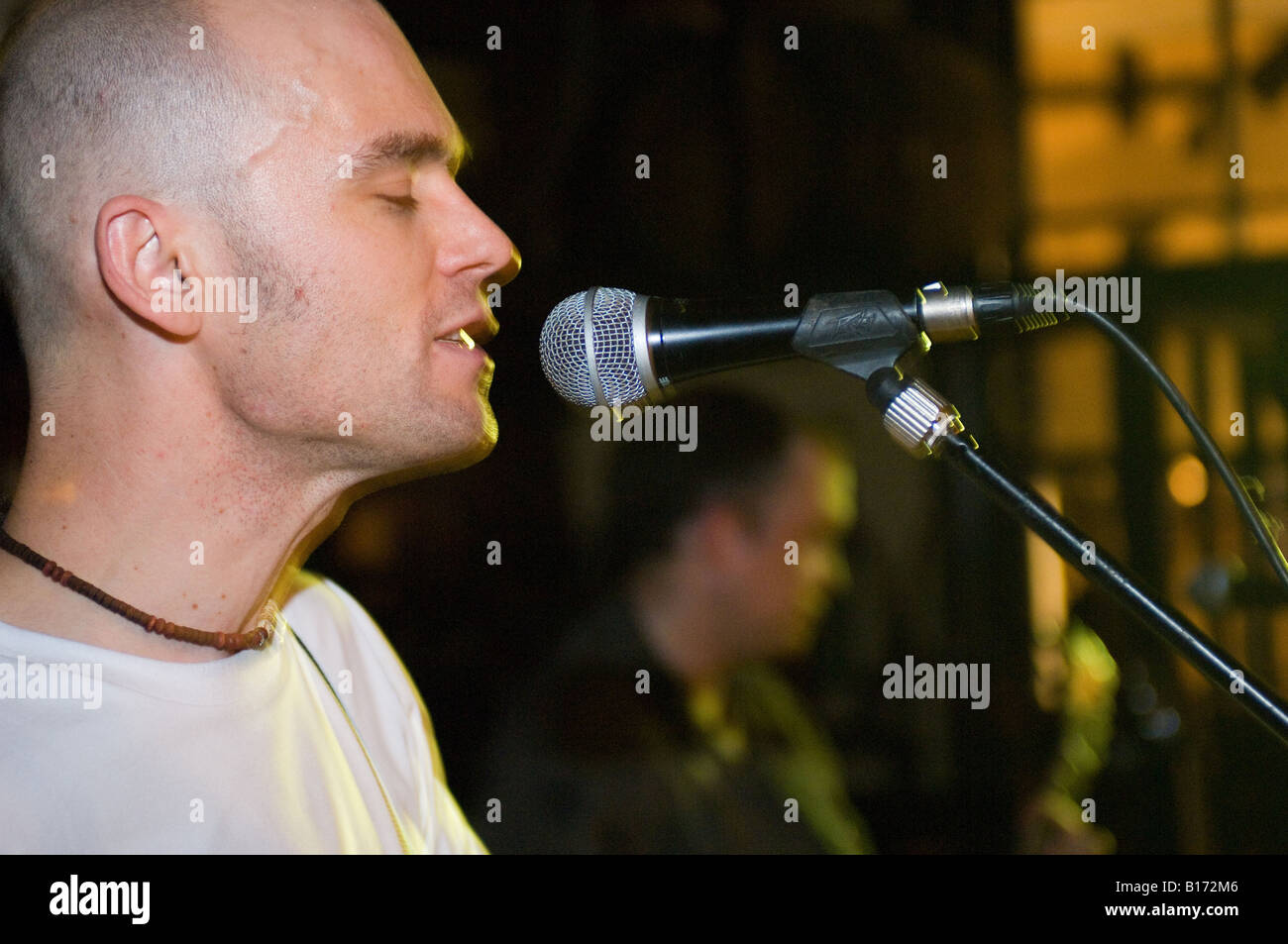 Rock band vocalist Stock Photo - Alamy