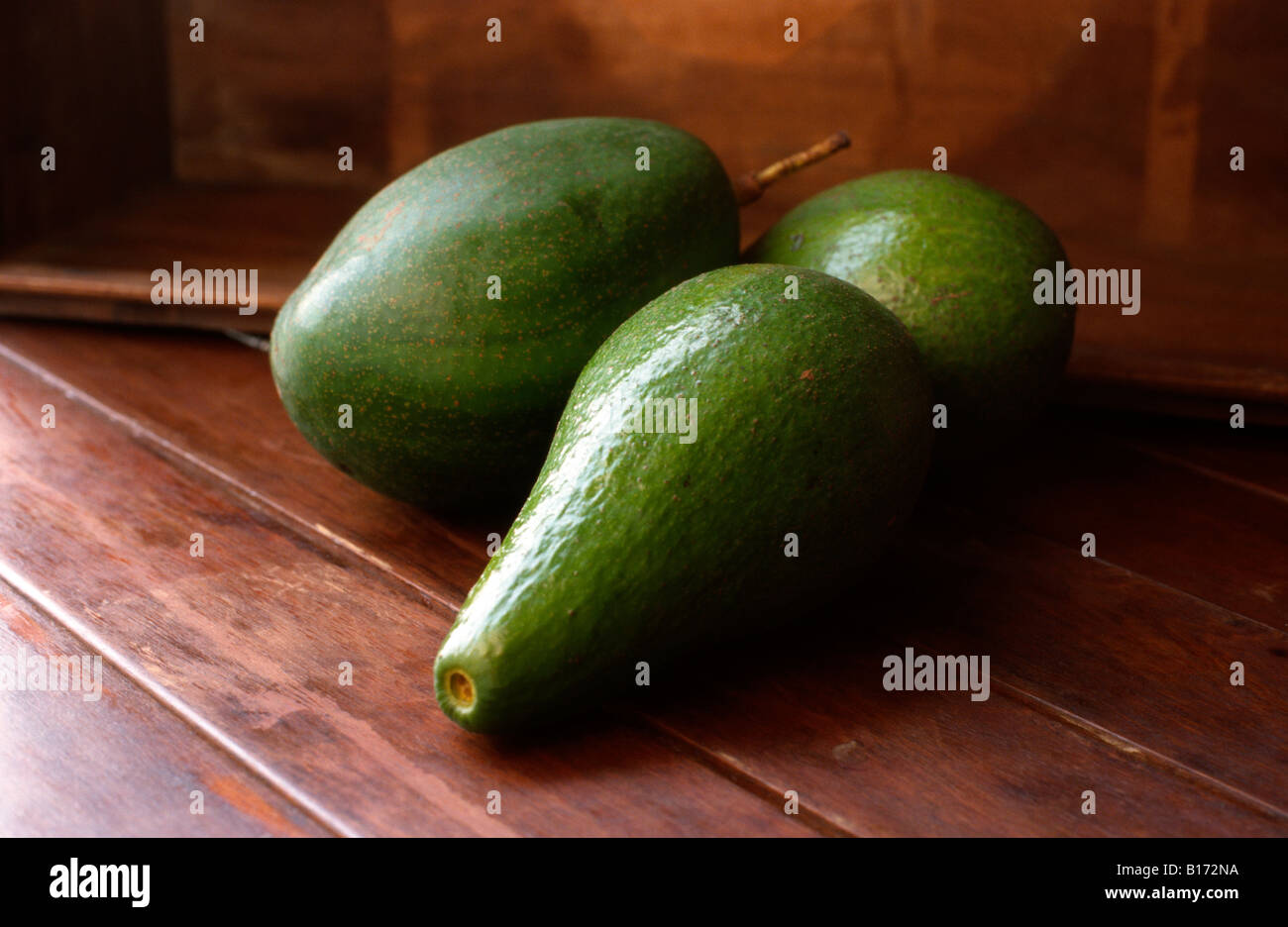 Green avocados in crate hi-res stock photography and images - Alamy