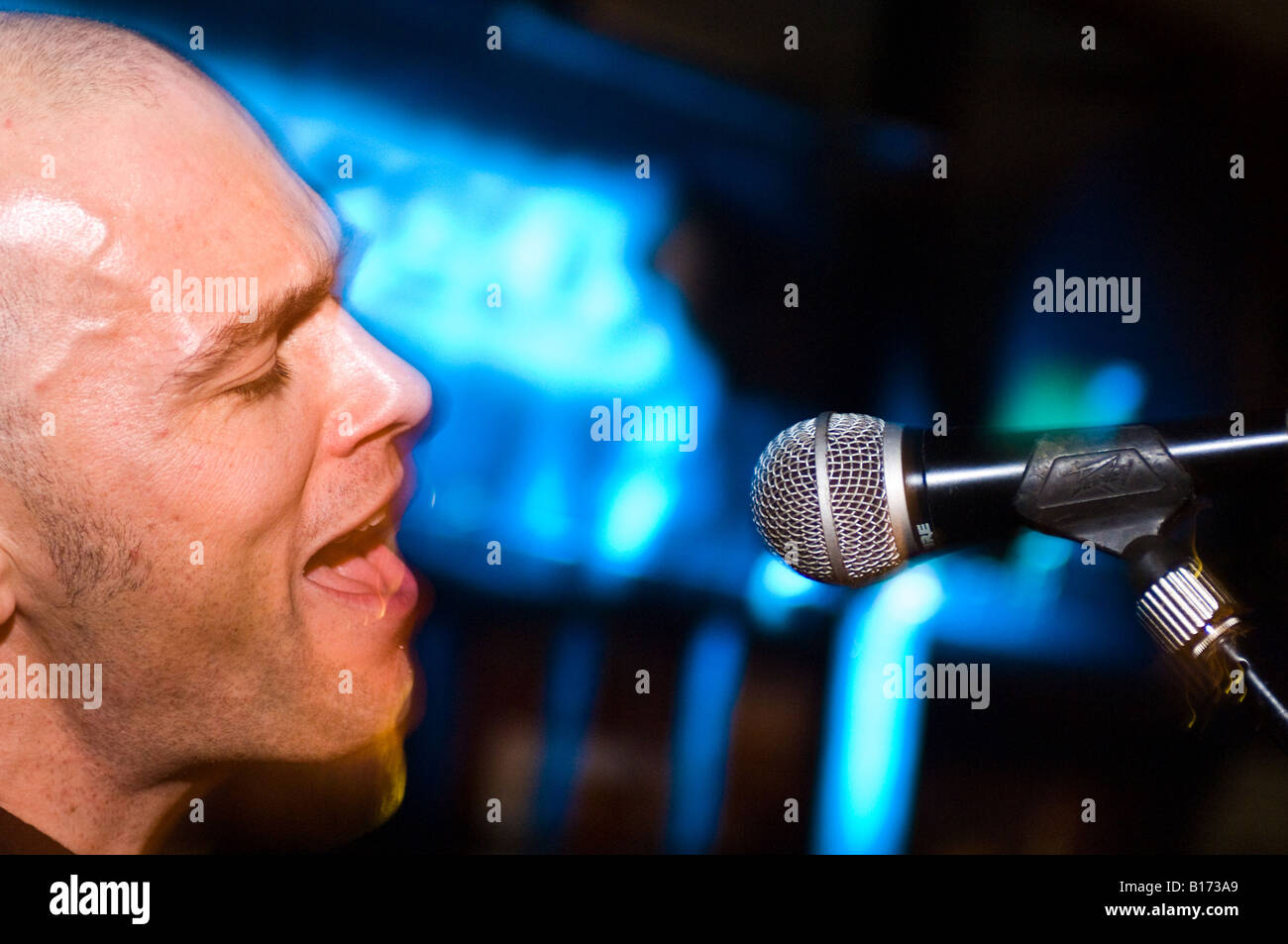 Rock band vocalist Stock Photo - Alamy
