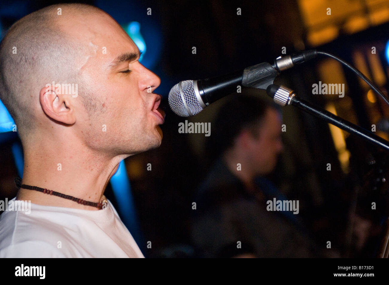 Rock band vocalist Stock Photo - Alamy