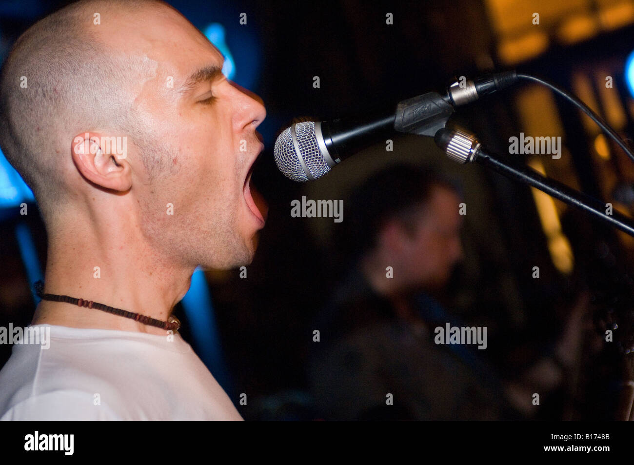 Rock band vocalist Stock Photo - Alamy