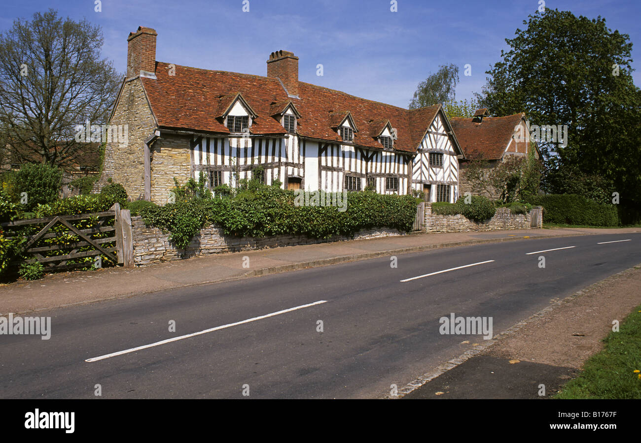 Tudor farm uk hi-res stock photography and images - Alamy