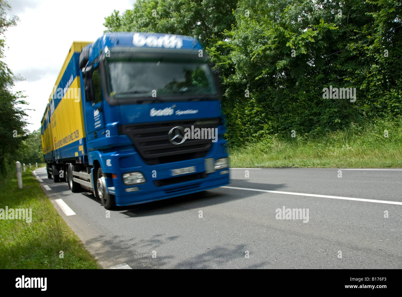 Small articulated lorry hi-res stock photography and images - Alamy