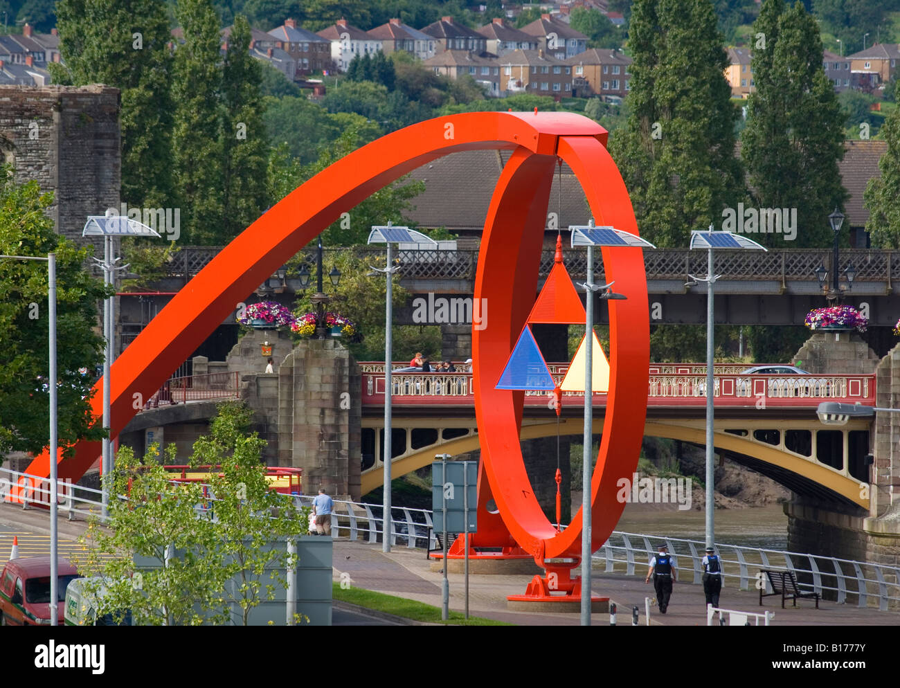 Newport wave steel sculpture newport hi-res stock photography and ...