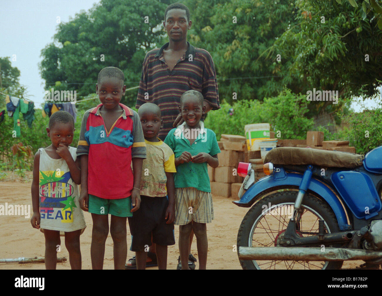 Single mother poverty african hi-res stock photography and images - Alamy