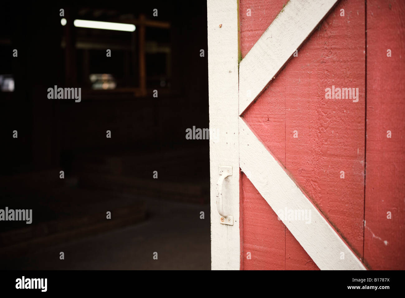 red barn door Stock Photo - Alamy