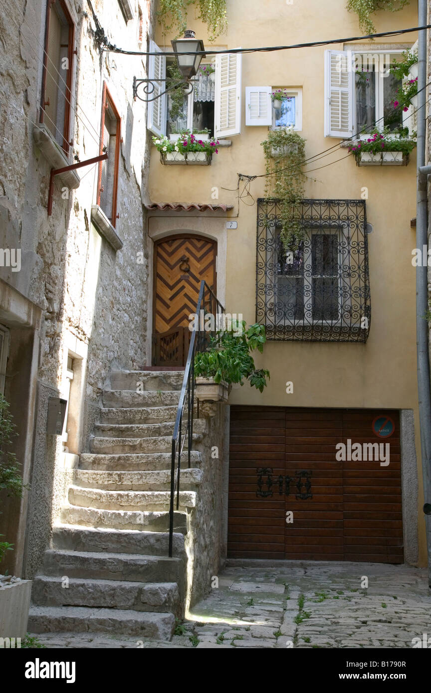 Courtyard houses and courtyard hi-res stock photography and images - Alamy