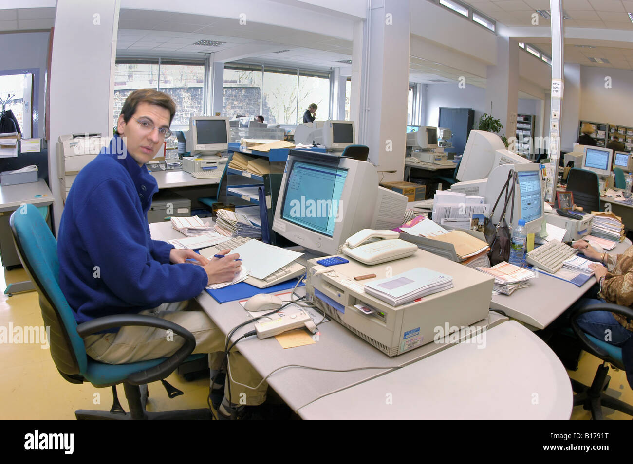 Modern office workers open plan hi-res stock photography and images - Alamy
