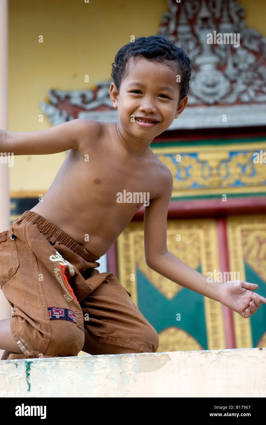 Cambodia Phnom Penh boy at wat saravann Stock Photo - Alamy