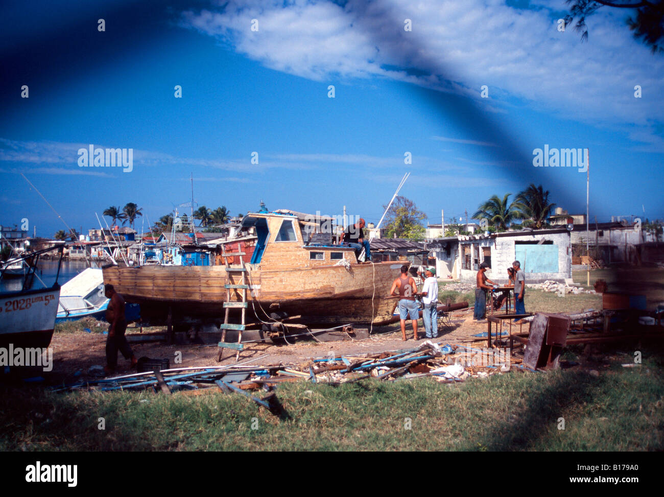 Cuban people making a boat Stock Photo - Alamy