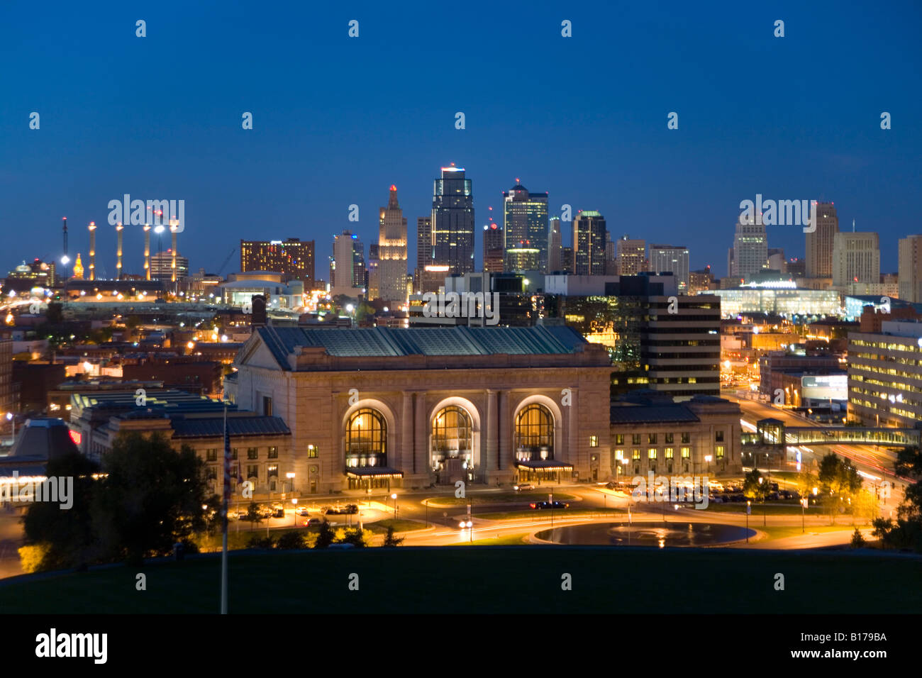 Skyline of kansas city at night hi-res stock photography and images - Alamy
