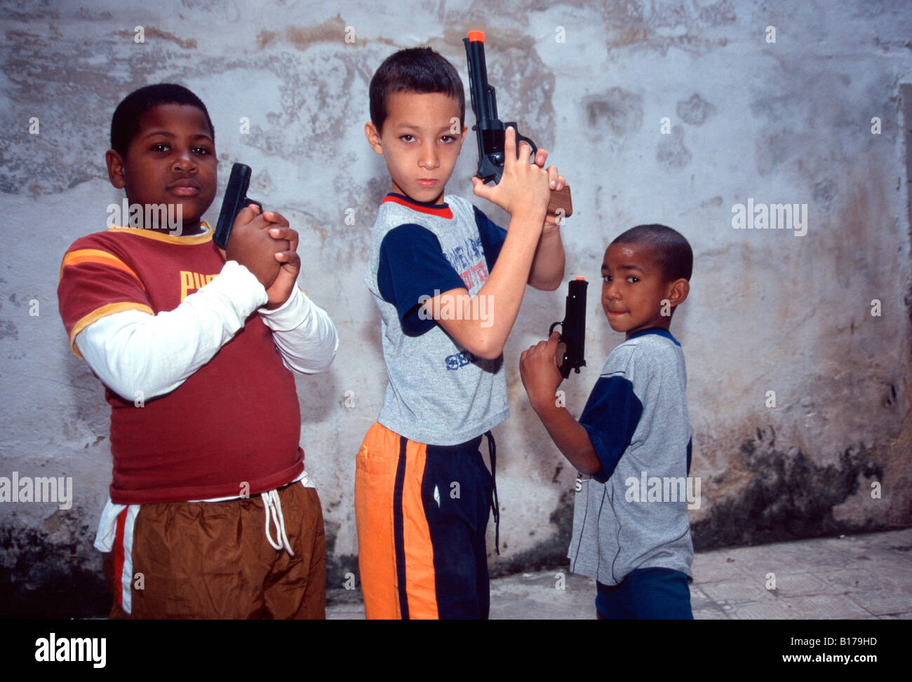 Kids playing with guns Stock Photo - Alamy