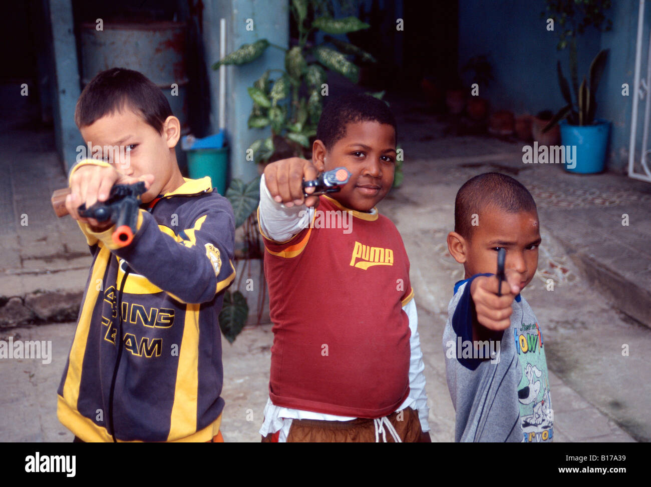Kids playing with guns Stock Photo - Alamy