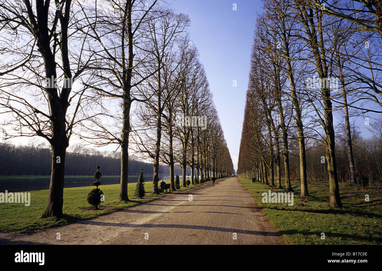 Empty french alley hi-res stock photography and images - Alamy