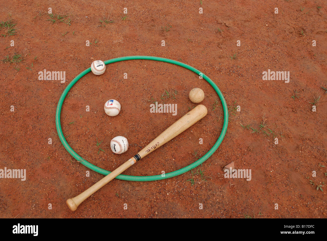 batte de baseball et balles sur le sable baseball bat and balls on the ...