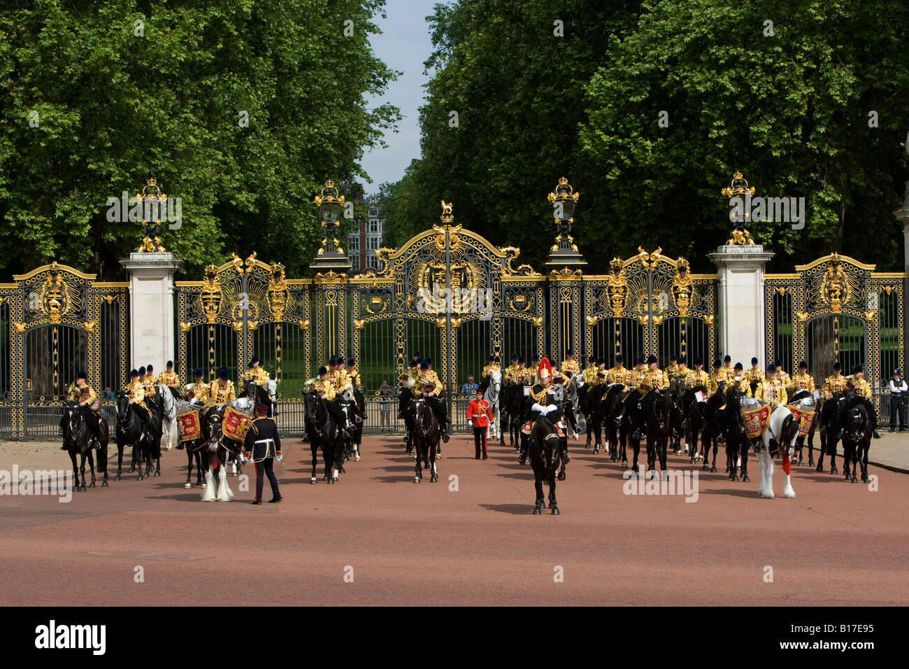Mounted army hi-res stock photography and images - Alamy