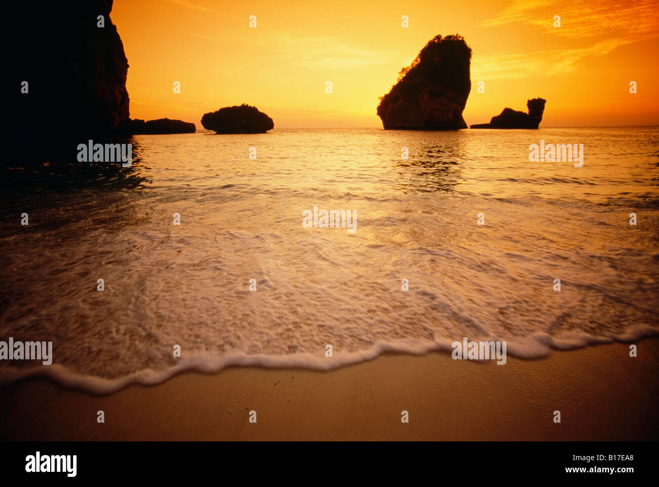 Phi phi beach front hi-res stock photography and images - Alamy