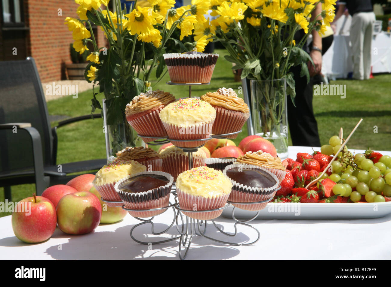 Cakes food display hi-res stock photography and images - Alamy