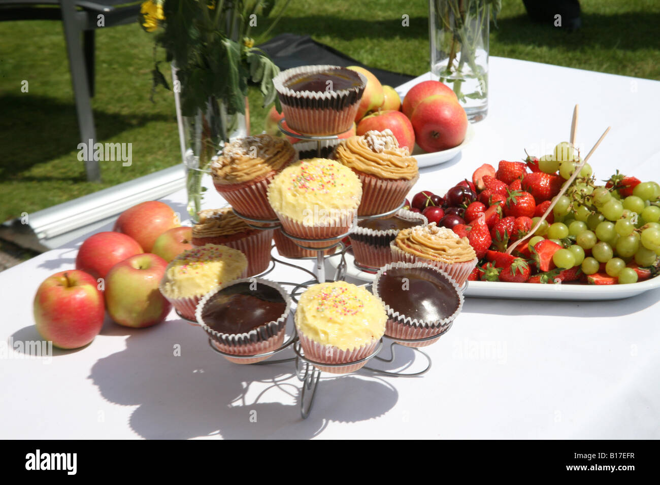 Cup cakes on a stand hi-res stock photography and images - Alamy