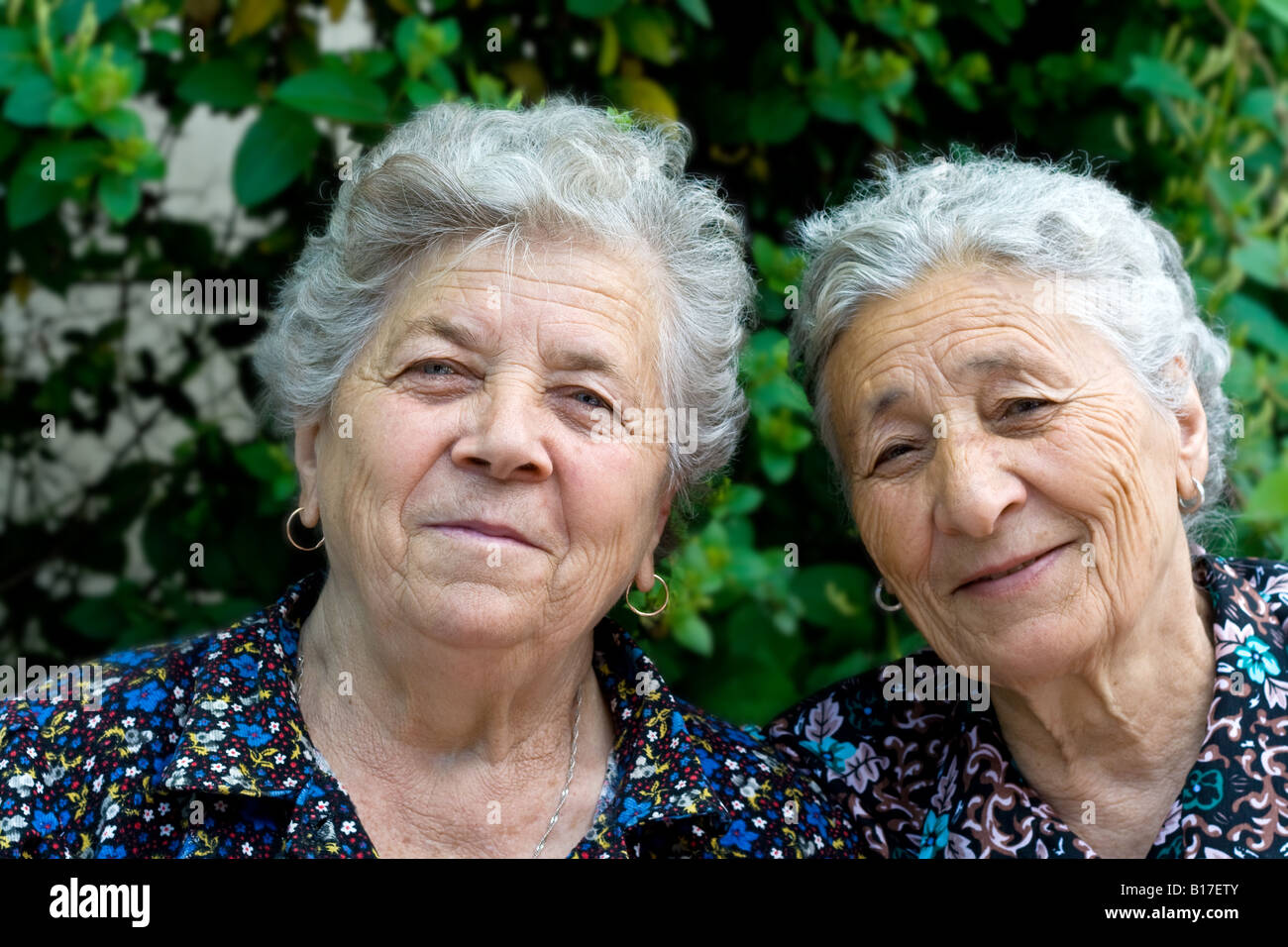 Two elegant ladies looking hi-res stock photography and images - Alamy