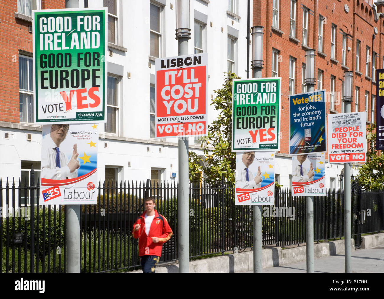 [EU treaty] poster ireland referendum yes no Stock Photo - Alamy
