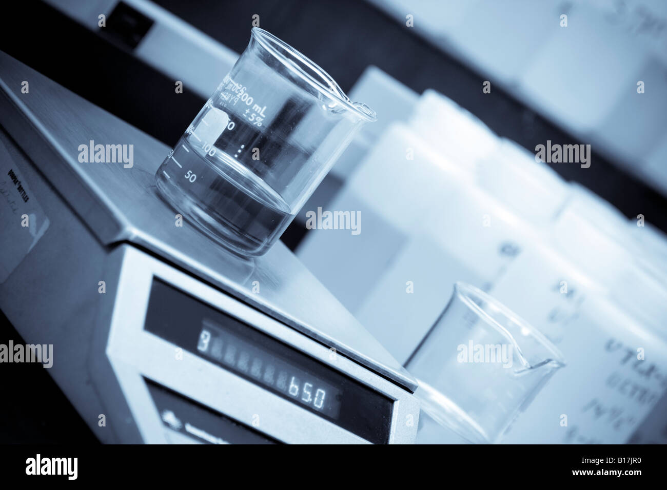 Science beaker balance hi-res stock photography and images - Alamy