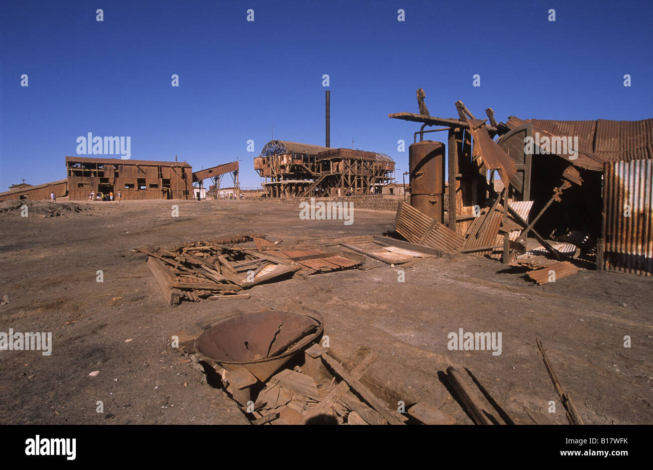 Processing plant and junk in abandoned nitrate mining town of Santa ...