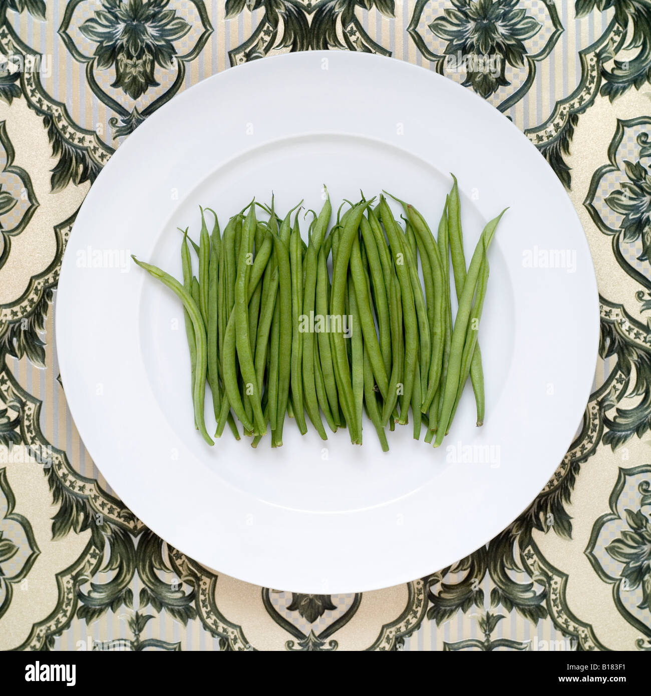 Green beans on plate, elevated view Stock Photo - Alamy