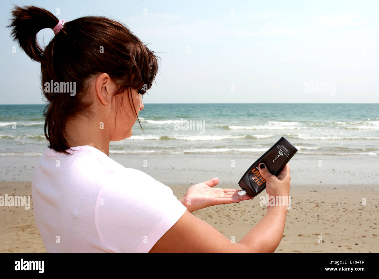 Teen girl sun tan lotion hi-res stock photography and images - Alamy