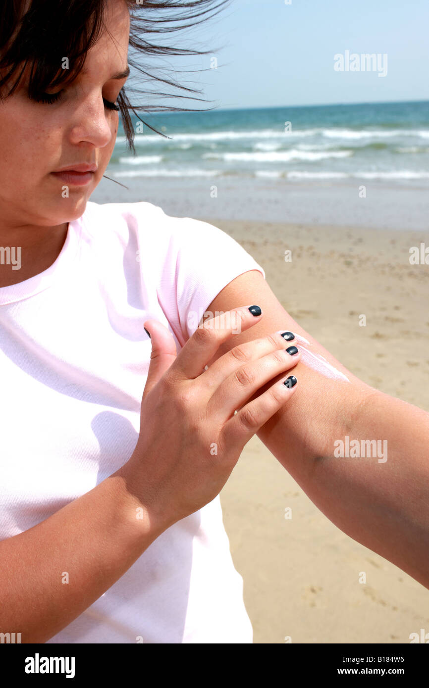 Teen girl sun tan lotion hi-res stock photography and images - Alamy