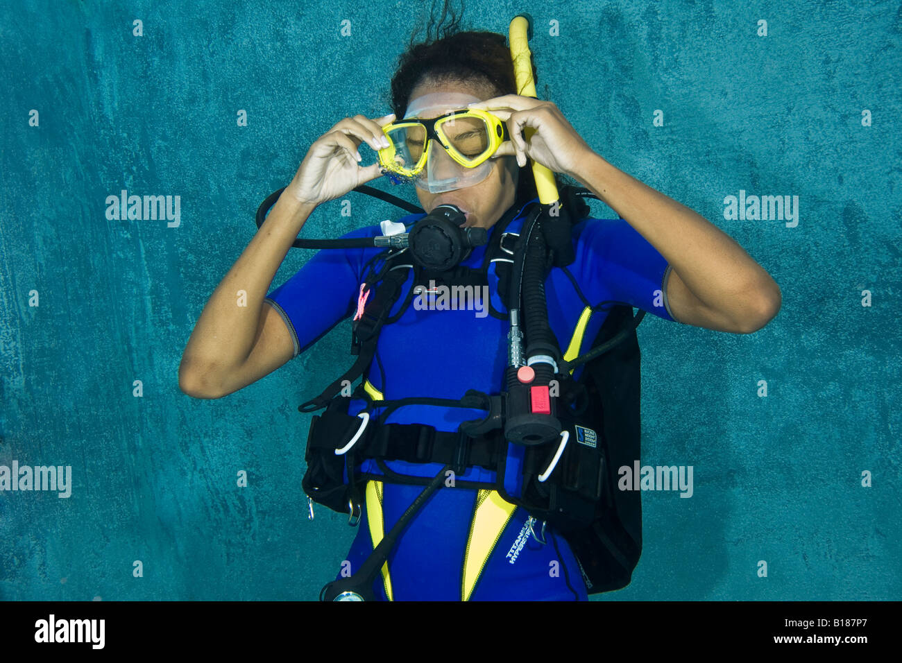 Scuba diving lesson swimming pool hi-res stock photography and images ...