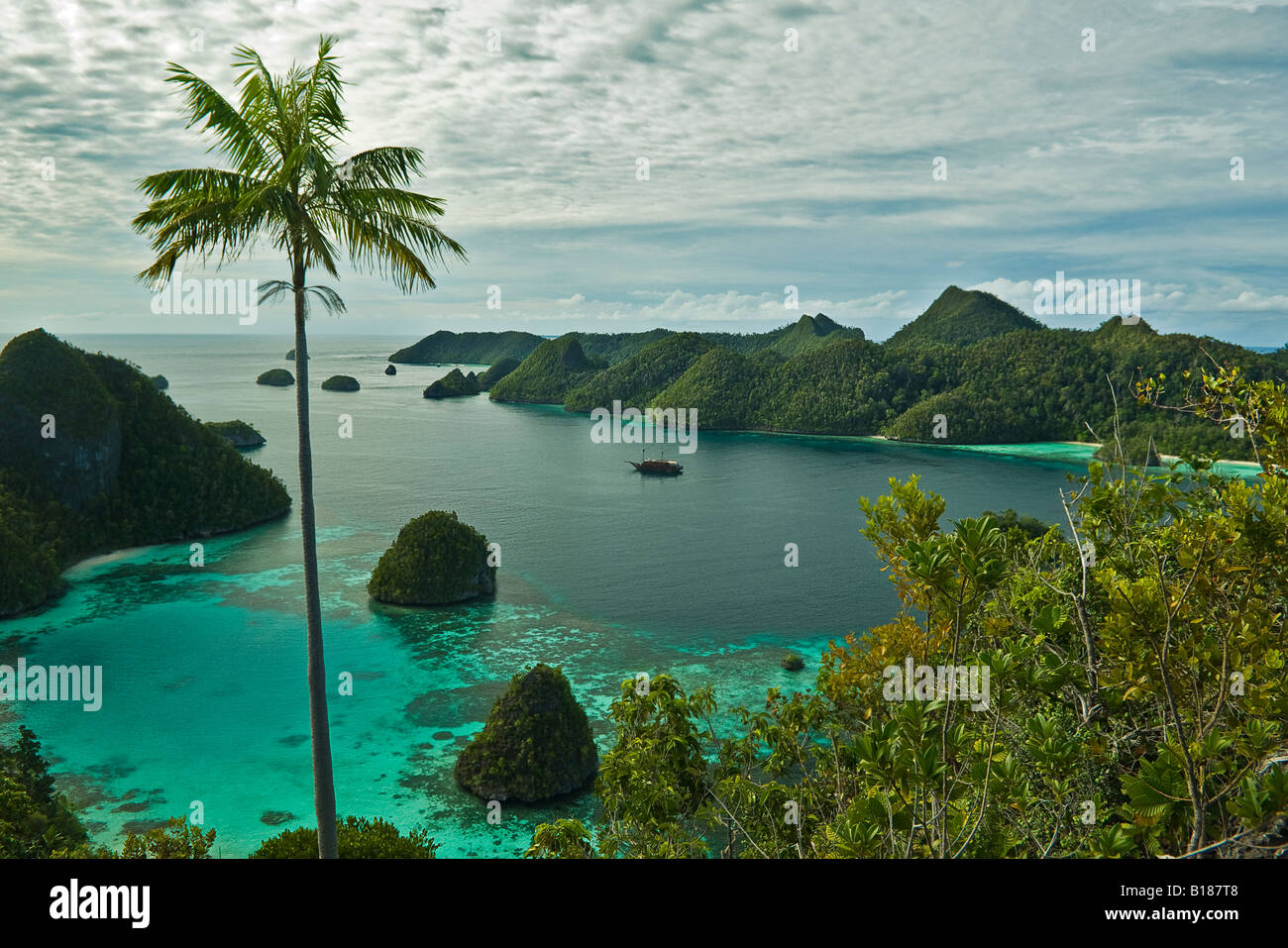 Pulau wayag islands hi-res stock photography and images - Alamy