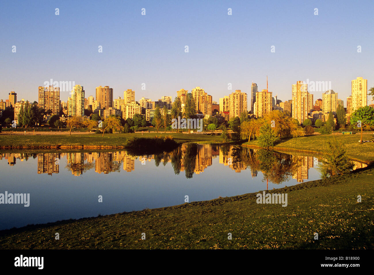 Vanier park towards sunset beach park hi-res stock photography and ...