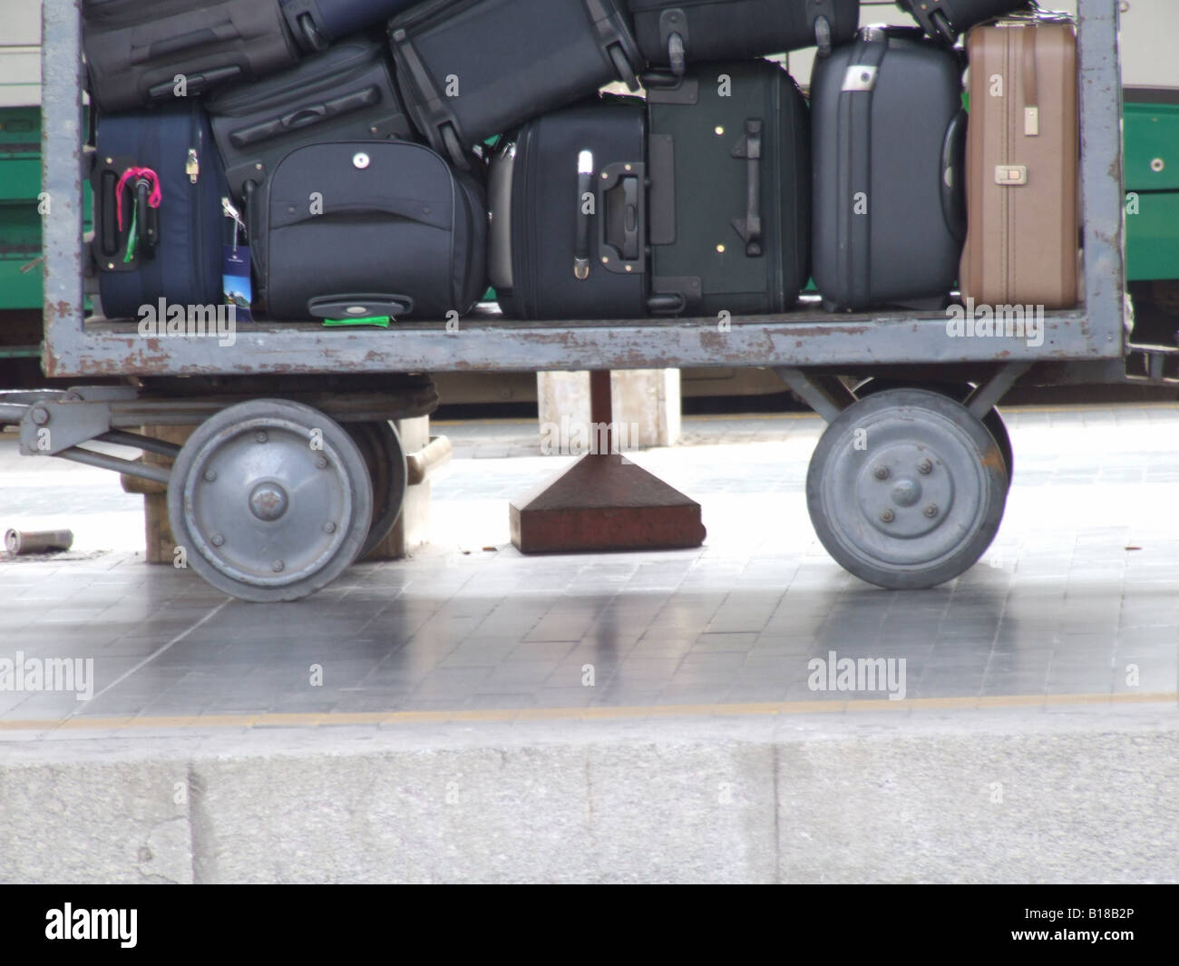Tarmac train platform hi-res stock photography and images - Alamy