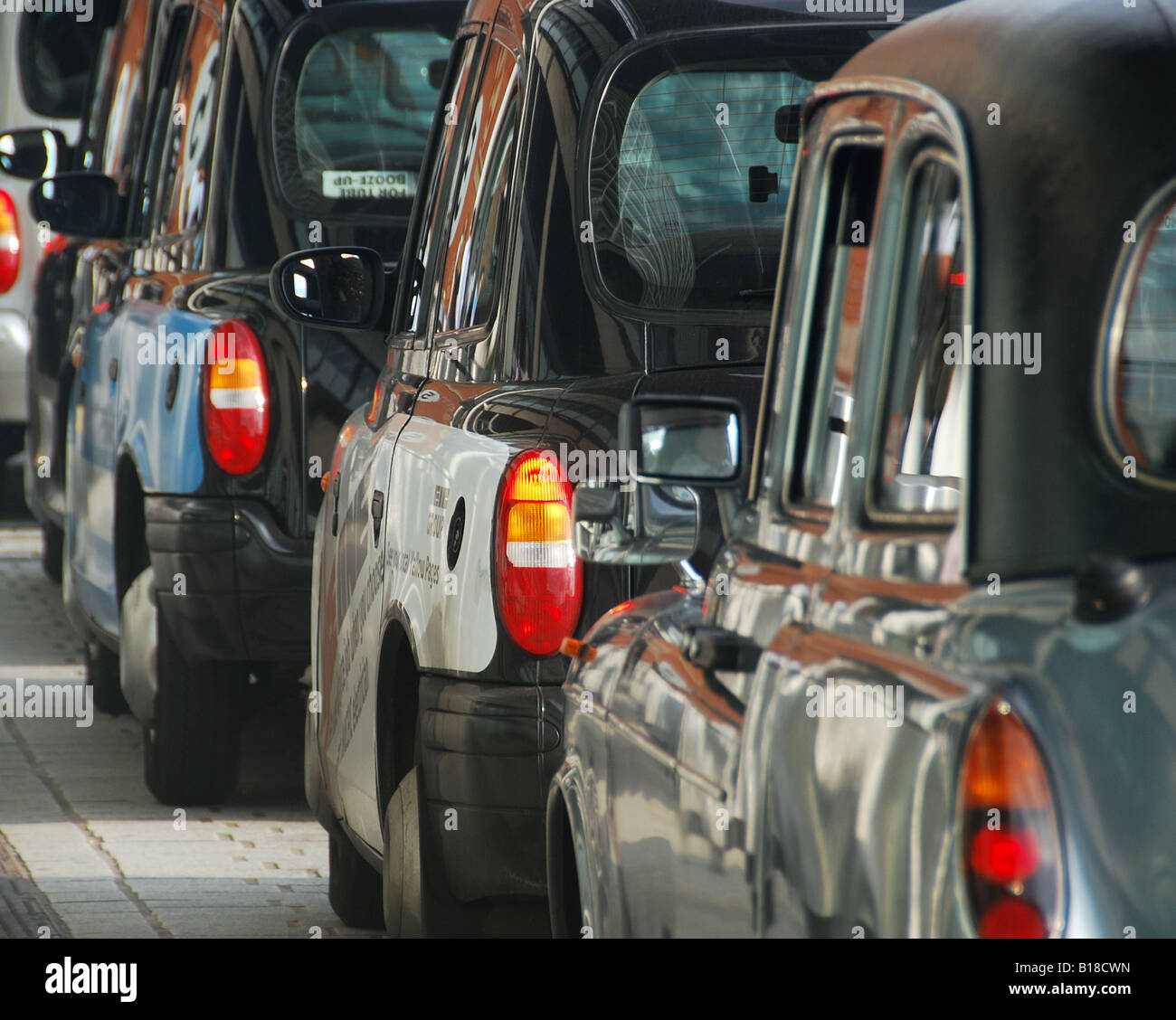 Black taxi queue, London Stock Photo - Alamy