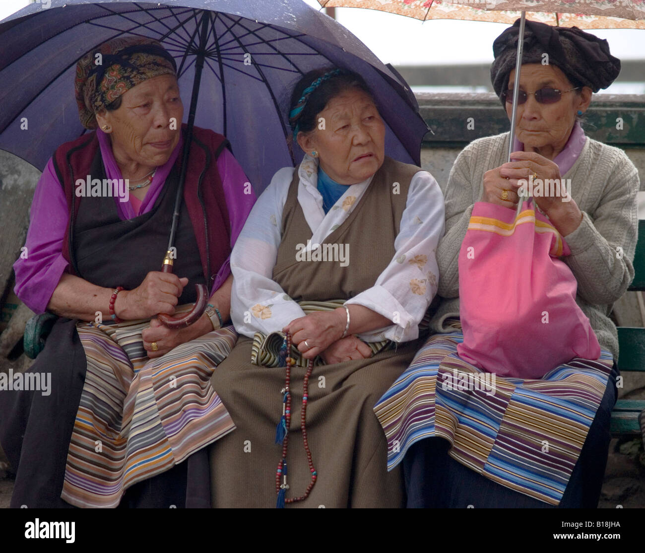 Tibetan women chuba dress hi-res stock photography and images - Alamy