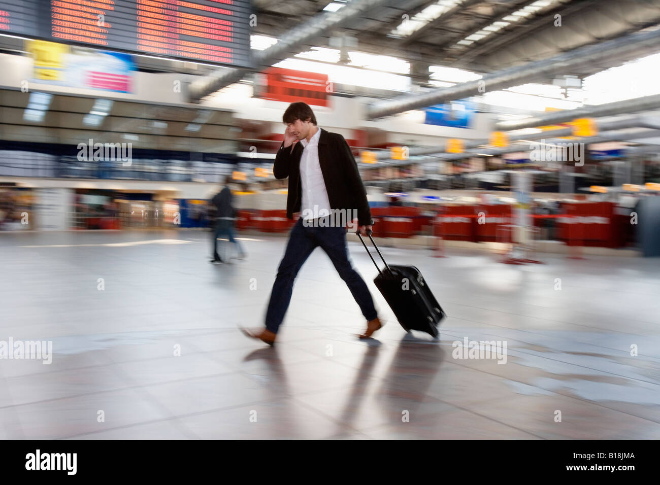 YOUNG MAN HURRYING AT THE AIRPORT Stock Photo - Alamy