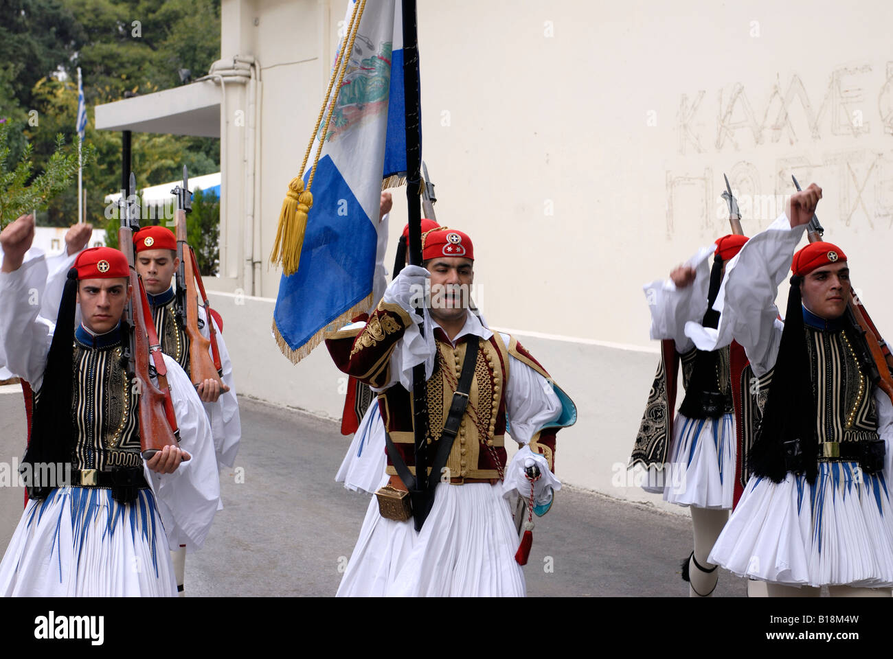 Evzones greek watch guards before the presidential palace Athens Greece ...
