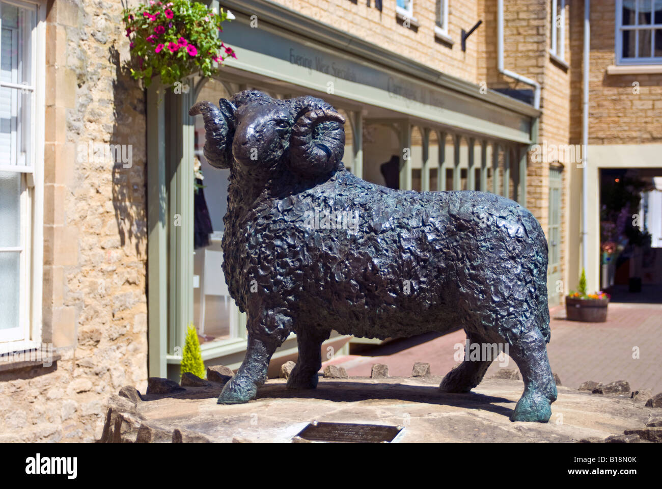 "The Ram" sculpture by Jill Tweed in the Woolmarket in Cirencester ...