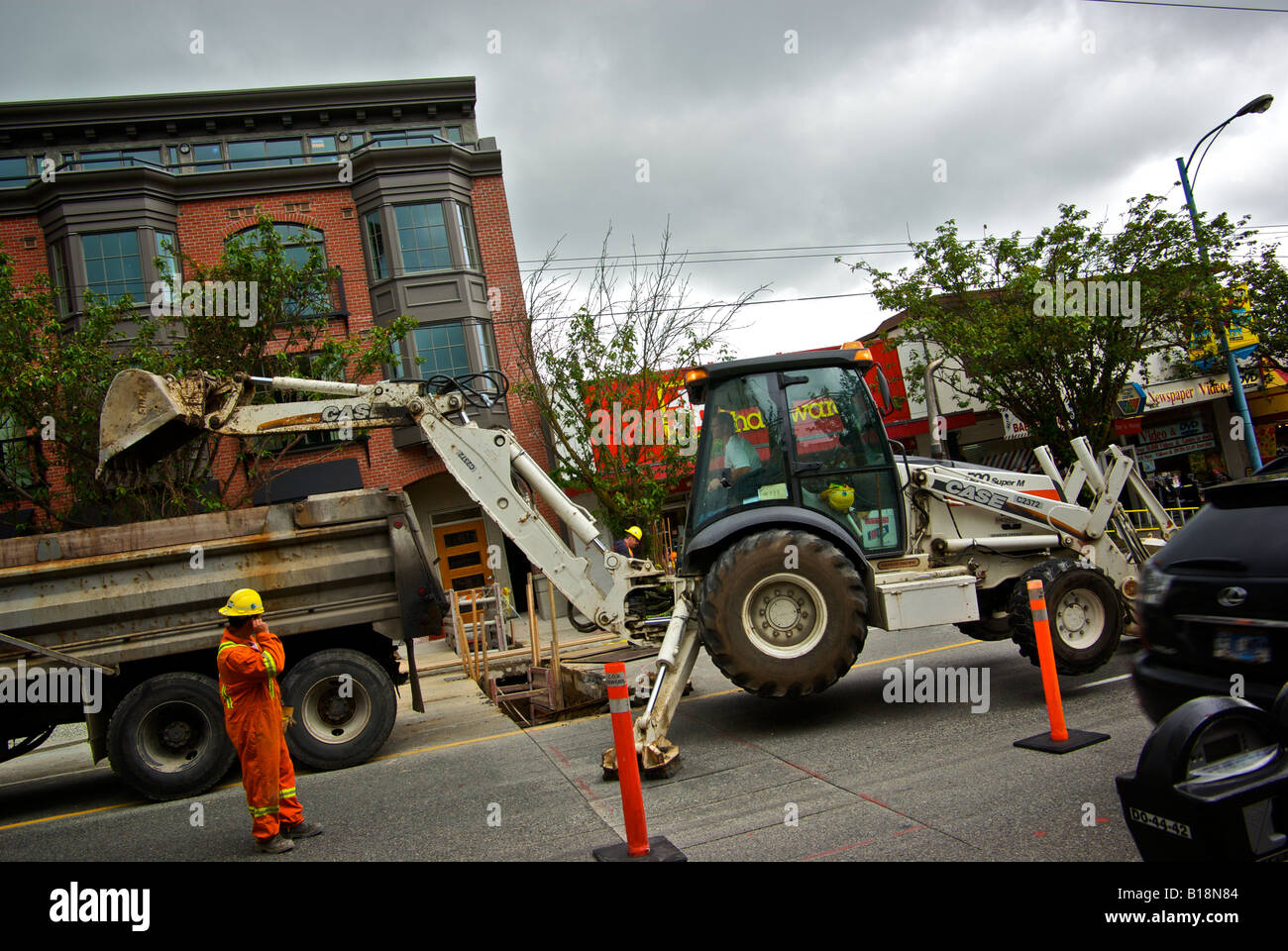 Excavator digging hole hi-res stock photography and images - Alamy