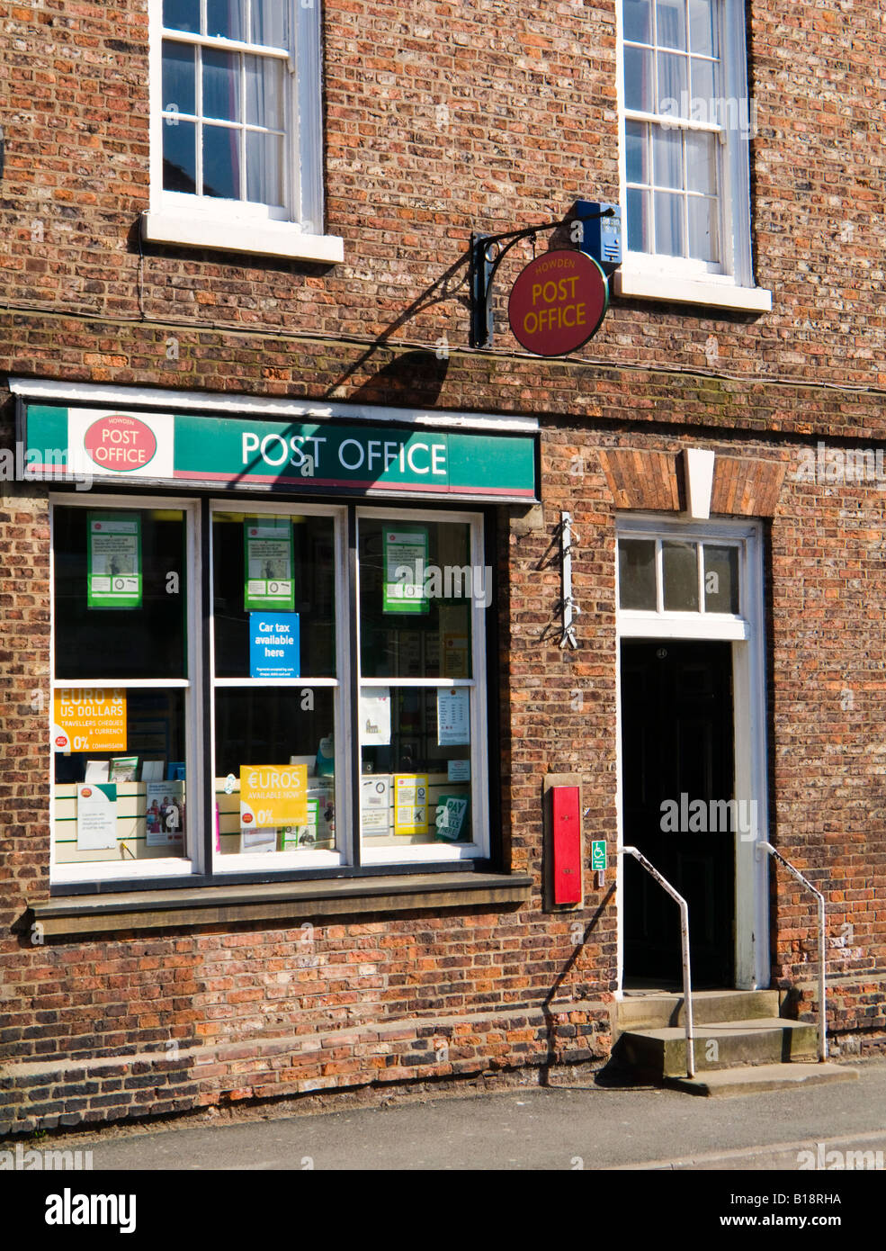 Post office uk signage hi-res stock photography and images - Alamy